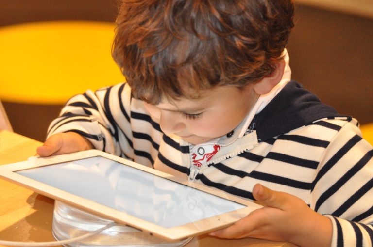 Screen Time For Kids - 7 Ways To Mix Fun & Learning - KidloLand